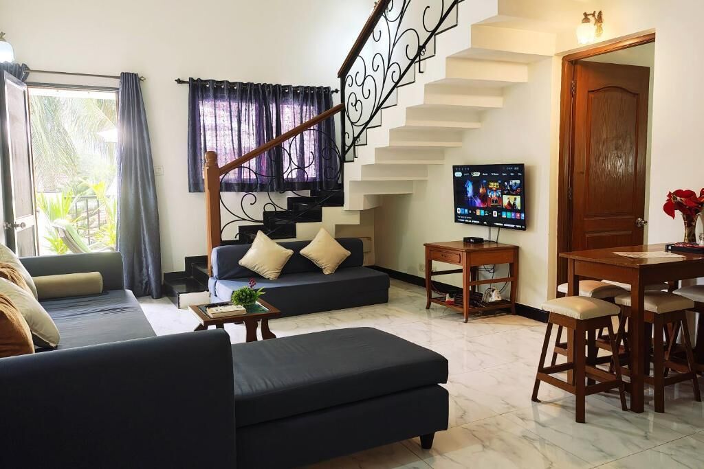 Dúplex Premium, 2 quartos, cozinha, vista para a piscina | Sala de estar