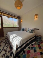 Quarto Duplo ou Twin Deluxe, vista para a montanha | Com decoração personalizada, com mobília individualizada 