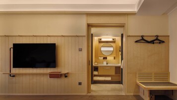 Quarto Familiar, vista para o pátio | Casa de banho | Artigos de higiene pessoal grátis, um secador de cabelo, chinelos