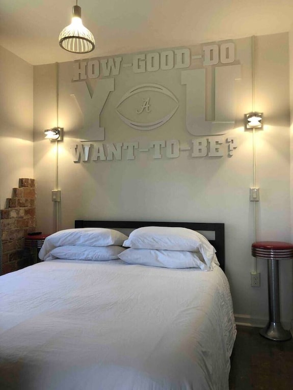 Alabama Boutique Hotel: #6 W/ Tv Rm, Pacman Arcade - Bryant-Denny Stadium - Tuscaloosa