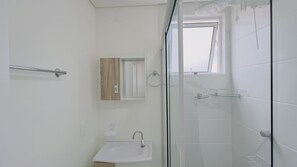 Apartamento Comfort | Casa de banho | Um polibã, um secador de cabelo, toalhas fornecidas, papel higiénico 