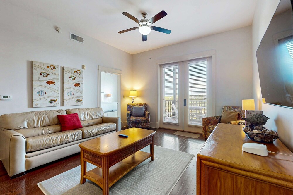 Polished condo with balcony & pools - one block from the beach - Santa ...