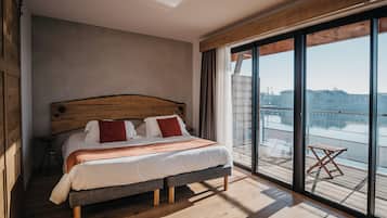 Suíte estúdio, vista para a baía | Cofres nos quartos, escrivaninha, espaço de trabalho para notebook