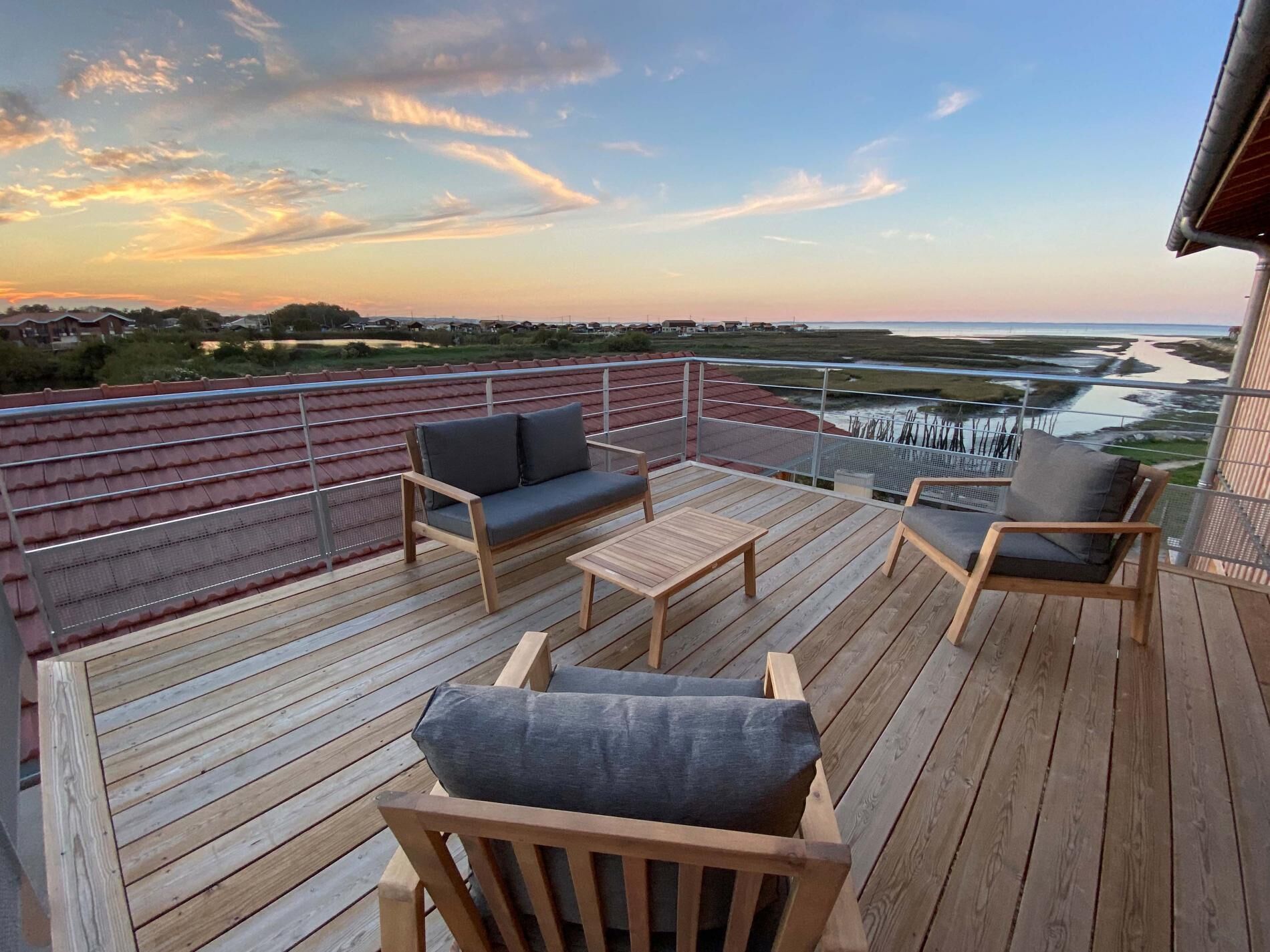 Suite, vista para a baía | Casa de banho | Um polibã, um secador de cabelo, chinelos, toalhas fornecidas 