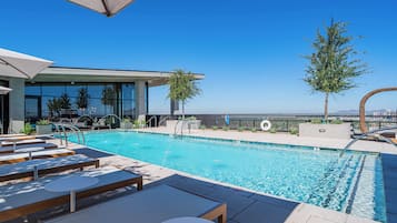 2 piscinas exteriores