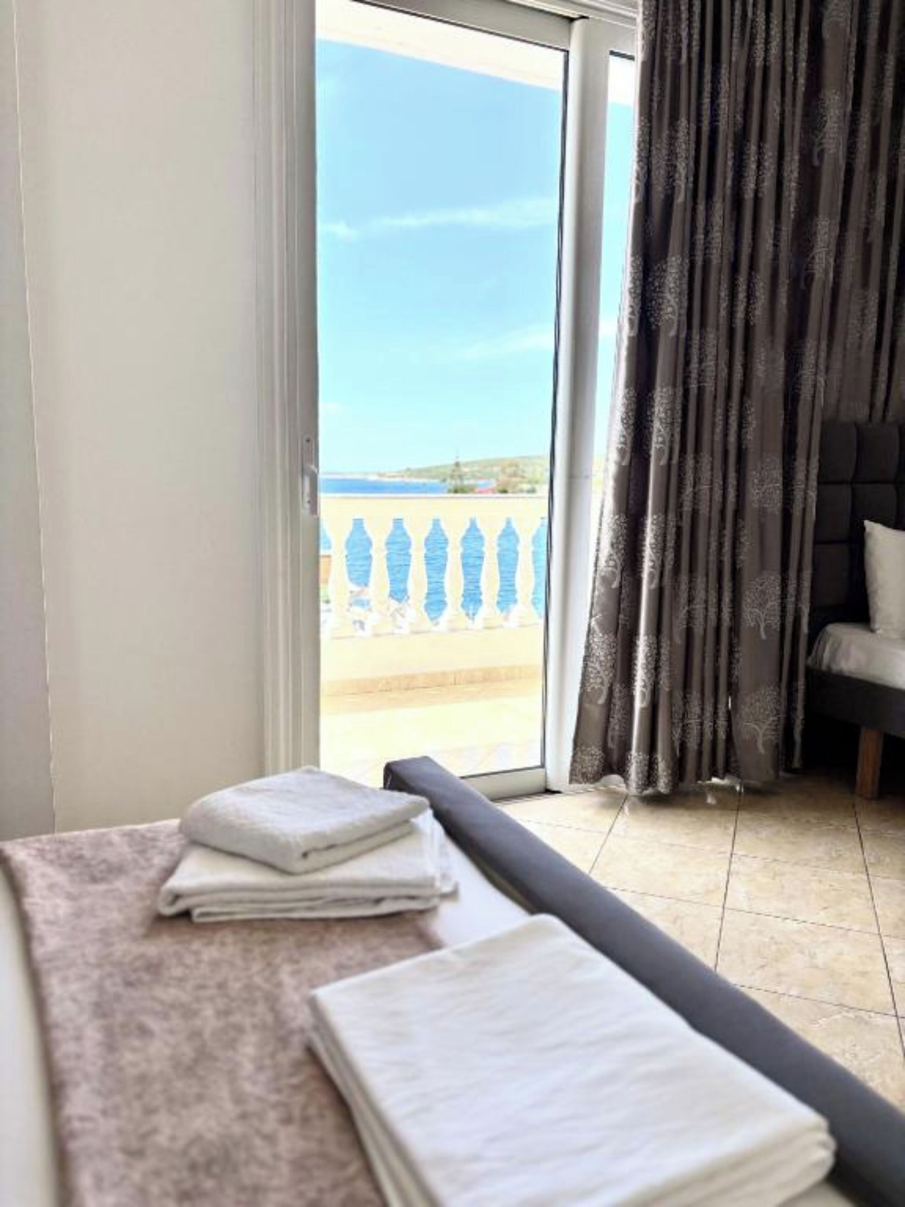 Estúdio | Secretária, roupa de cama fornecida 