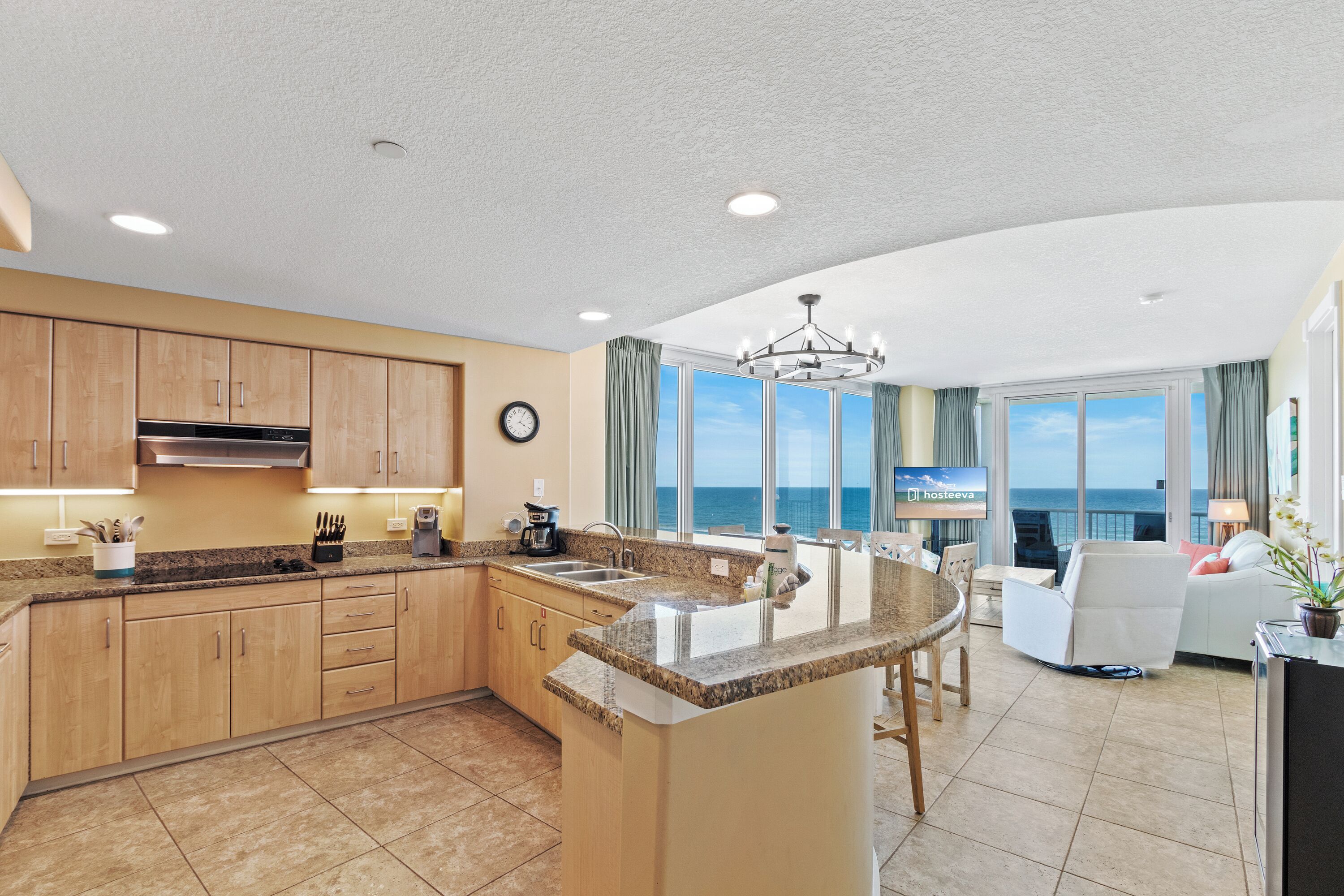 Condo com design assinado, 3 quartos, sacada, vista para a praia | Cozinha privada