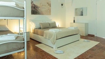 Suite Deluxe, vista para o pátio | Lençóis italianos Frette, roupa de alta qualidade, edredões de penas