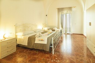 Casa conforto, vista para o pátio | Roupas de cama premium, ferros/tábuas de passar roupa, Wi-Fi de cortesia