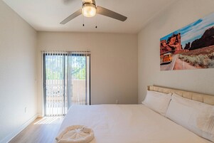 Quarto Duplo, 2 camas queen-size, não fumadores | Secretária, secretária adequada para computadores portáteis