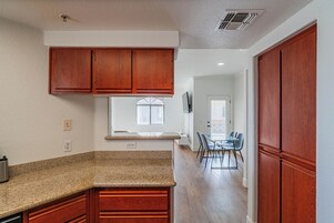 Quarto Duplo, não fumadores | Cozinha privada | Um frigorífico/congelador grande, um micro-ondas, um forno