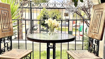 Quarto Júnior, varanda, Vista para a cidade | Refeições ao ar livre