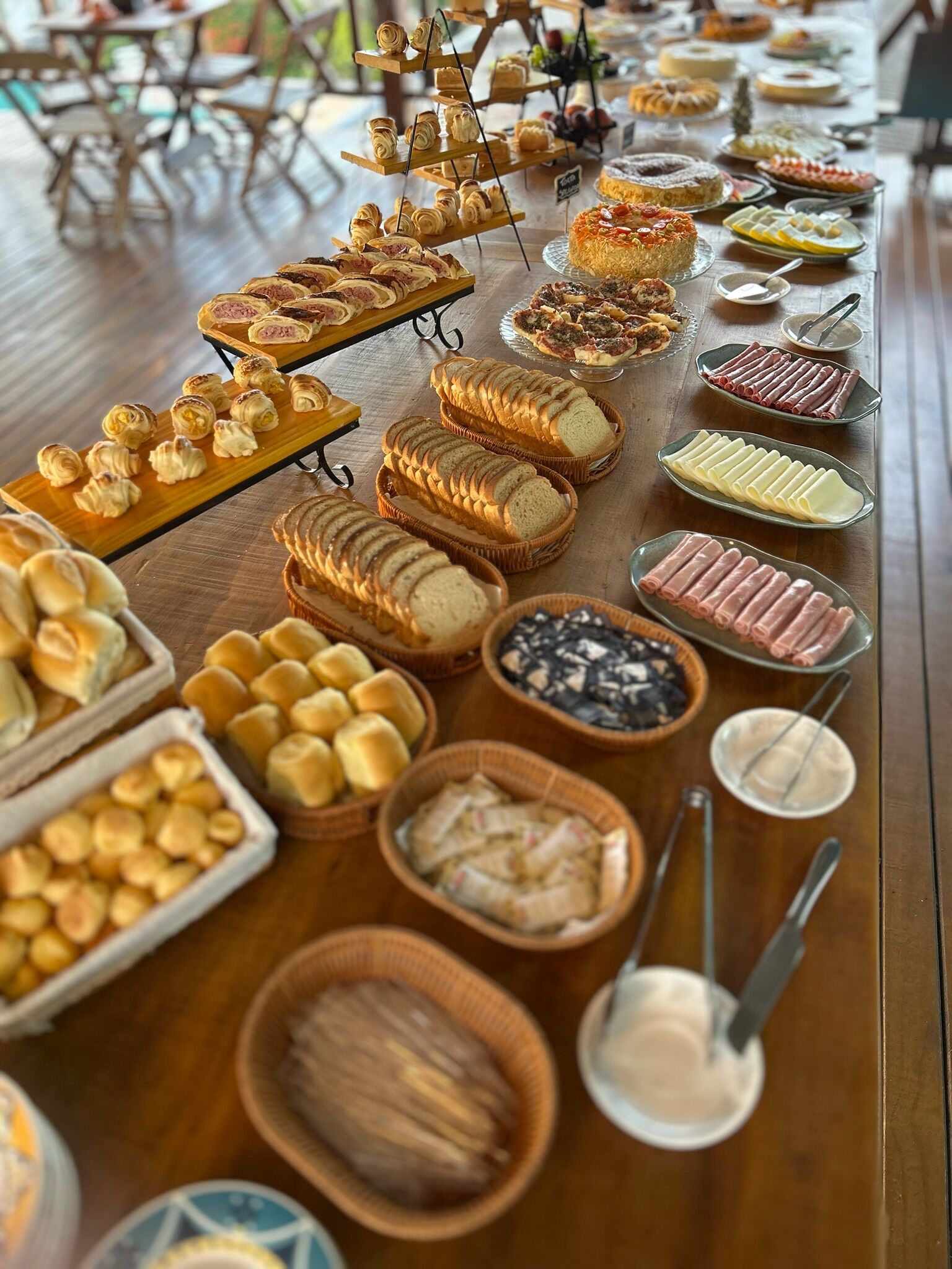 Uma mesa de buffet com diversos alimentos e utensílios.