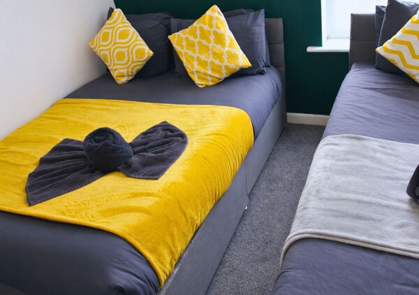 Pitchside Quarters Sleeps 7 - Wirral