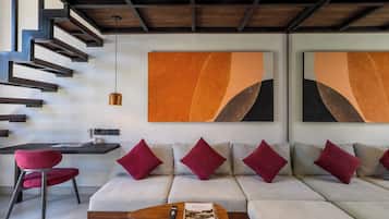 Suite Deluxe, cozinha, vista para a piscina | Sala | Smart TV de 55 polegadas com canais por cabo, Netflix