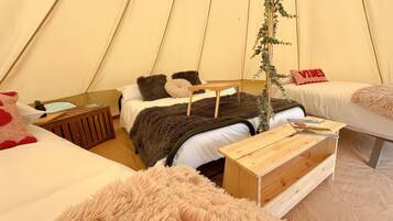 1 quarto, com decoração personalizada, com mobília individualizada