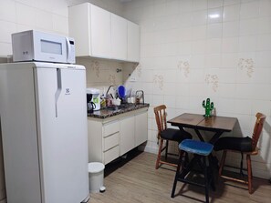 Dormitório compartilhado, em dormitório misto | Cozinha privada | Geladeira, micro-ondas, talheres/pratos/utensílios de cozinha