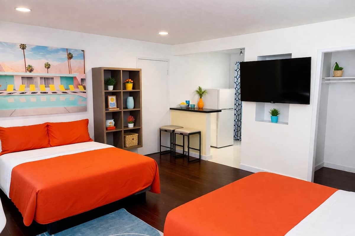 Suite Júnior, 2 camas queen-size, vista para a piscina | Secretária adequada para computadores portáteis