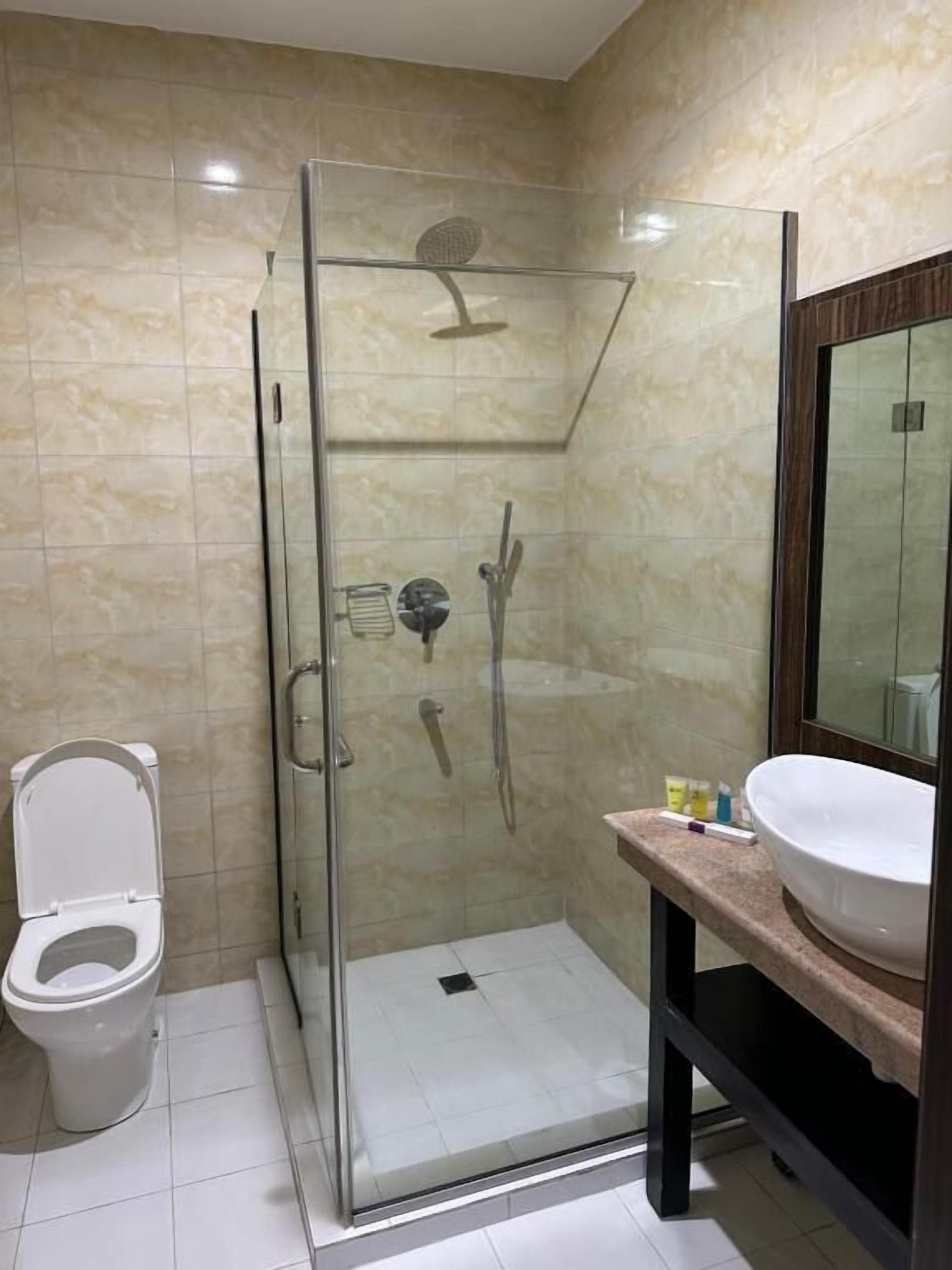 Estúdio superluxo, vista para a cidade | Banheiro | Chuveiro, produtos de toalete grátis, chinelos, toalhas de banho