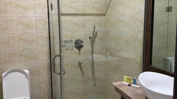 Estúdio superluxo, vista para a cidade | Banheiro | Chuveiro, produtos de toalete grátis, chinelos, toalhas de banho