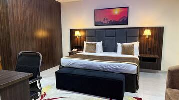 Quarto casal superior, vista para a cidade | Cofres nos quartos, espaço de trabalho para notebook, cortinas blackout