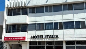 Um hotel chamado 'HOTEL ITALIA' com uma placa indicando 'ESTACIONAMIENTO EXCLUSIVO'.