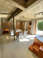 Suíte luxo, 1 cama King, sacada, vista para o jardim | Quartos à prova de som, Wi-Fi de cortesia