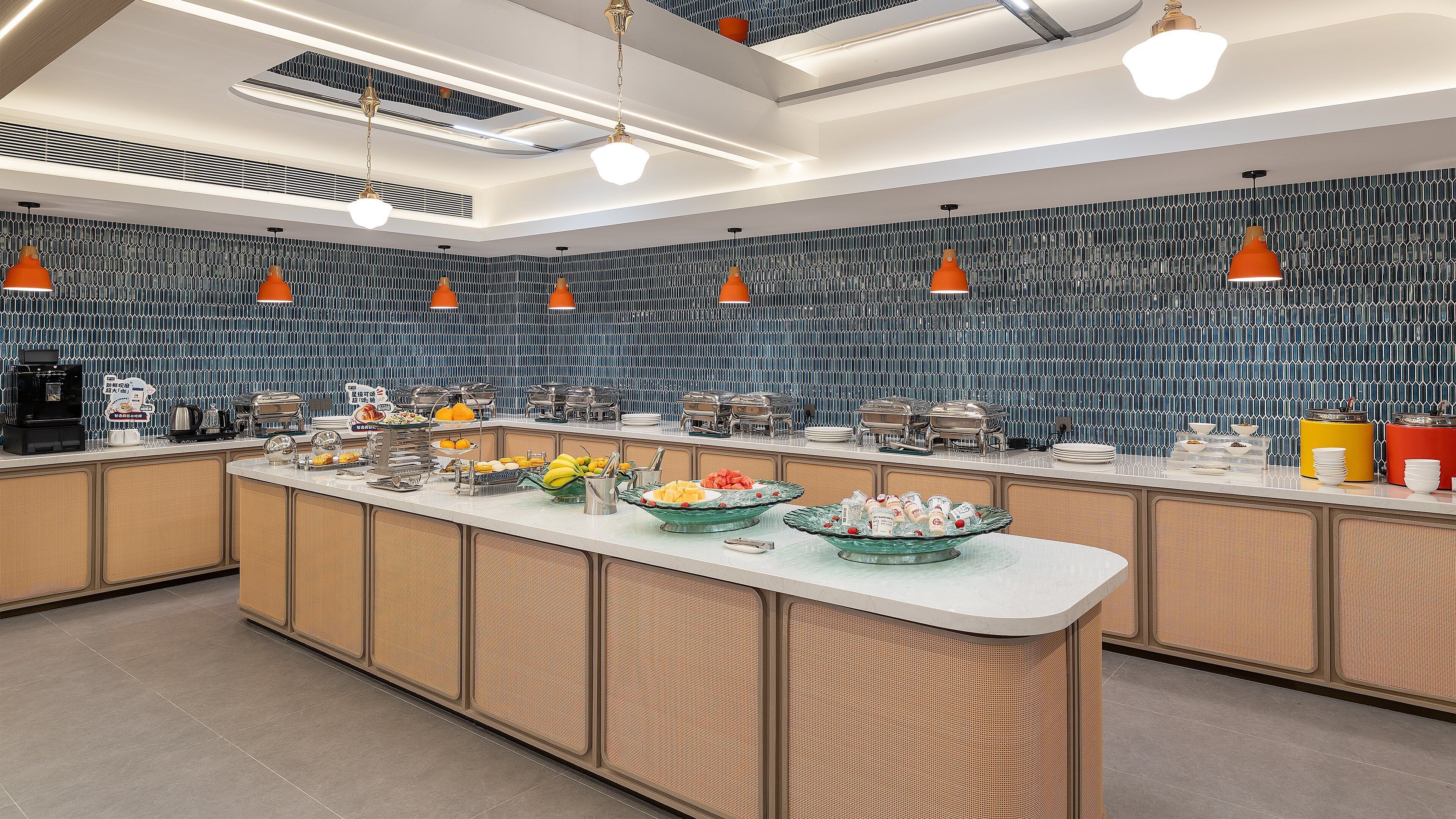 Uma bancada de pequeno-almoço moderna com diversas opções de comida e um mosaico decorativo no fundo.