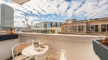 Apartamento, 1 cama de casal e sofá-cama, pátio, Vista para a cidade (Gresse St 25, 61) | Refeições ao ar livre