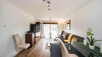 Apartamento, 1 cama de casal e sofá-cama, pátio, Vista para a cidade (Gresse St 25, 61) | Sala de estar