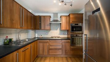 Apartamento, 1 cama de casal e sofá-cama, pátio, Vista para a cidade (Gresse St 25, 61) | Cozinha privada