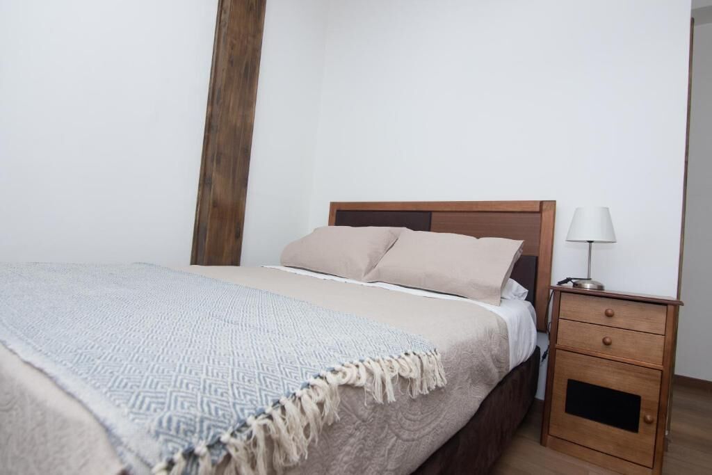 Quarto triplo, sacada, vista para a cidade