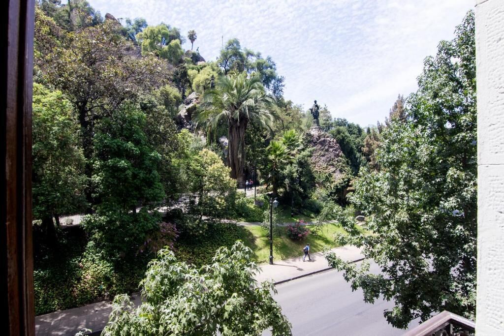 Quarto triplo, sacada, vista para a cidade