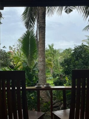 Casa de campo, sacada, vista para o jardim | Área da propriedade