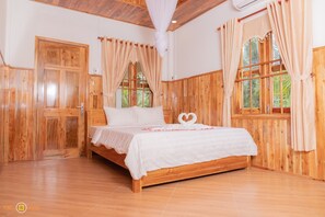 Bangalô standard, sacada, vista para o jardim | Cofres nos quartos, escrivaninha, espaço de trabalho para notebook