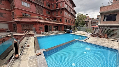 Quarto Duplo Deluxe, Vista para a cidade | Piscina | 5 piscinas exteriores . Hotel Dachi Kathmandu - Bhaktapur