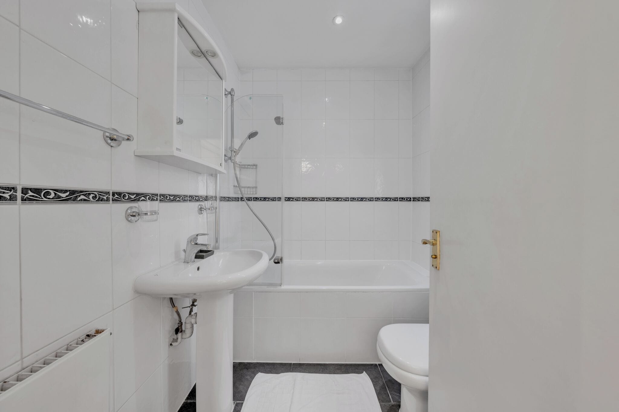 Apartamento Básico, não fumadores | Casa de banho | Toalhas fornecidas 