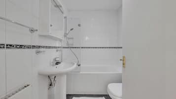 Apartamento Básico, não fumadores | Casa de banho | Toalhas fornecidas