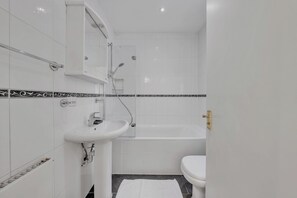 Apartamento Básico, não fumadores | Casa de banho | Toalhas fornecidas 