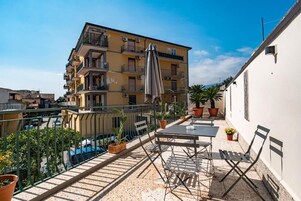 Apartamento, cozinha, Vista para a cidade | Refeições ao ar livre