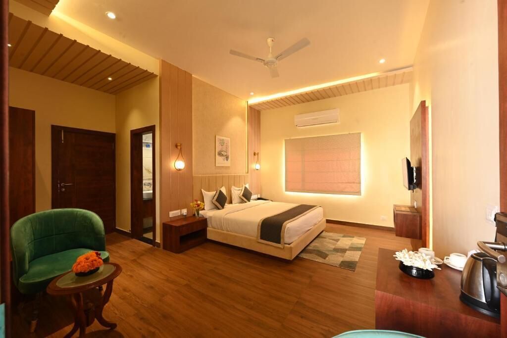 Quarto luxo, vista para o jardim | Cofres nos quartos, ferros/tábuas de passar roupa, Wi-Fi de cortesia