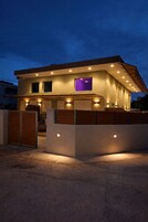 Fachada da propriedade à noite