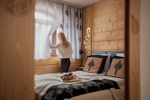 Apartamento luxo, 2 quartos, vista para a montanha | Área de estar | TV de tela plana