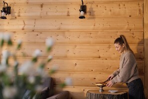 Apartamento luxo, 2 quartos, vista para a montanha | Área de estar | TV de tela plana