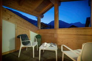 Quarto casal ou duplo luxo, sacada, vista para a montanha | Lençóis italianos Frette, roupas de cama premium, edredons de pluma