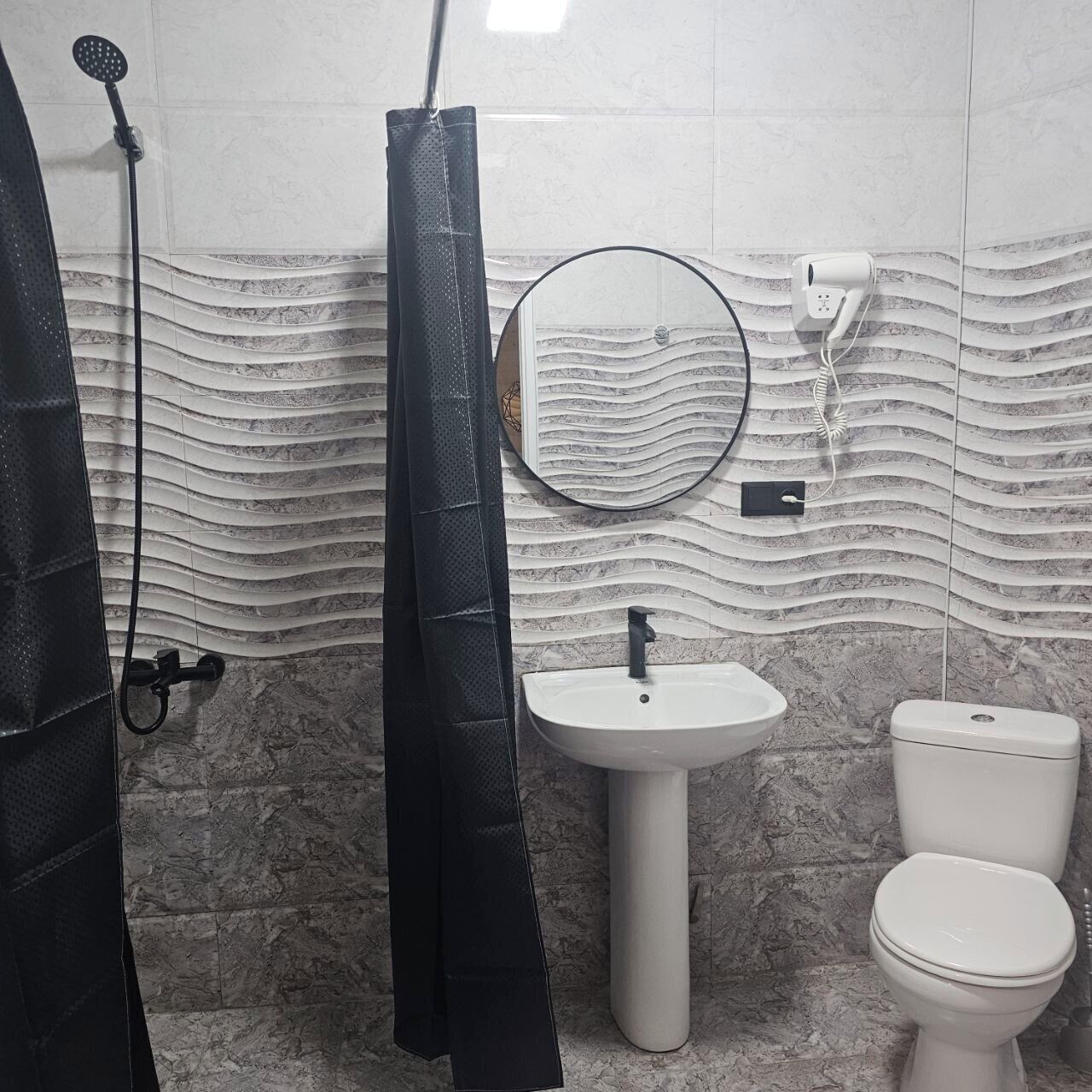 Quarto casal básico, vista para o jardim