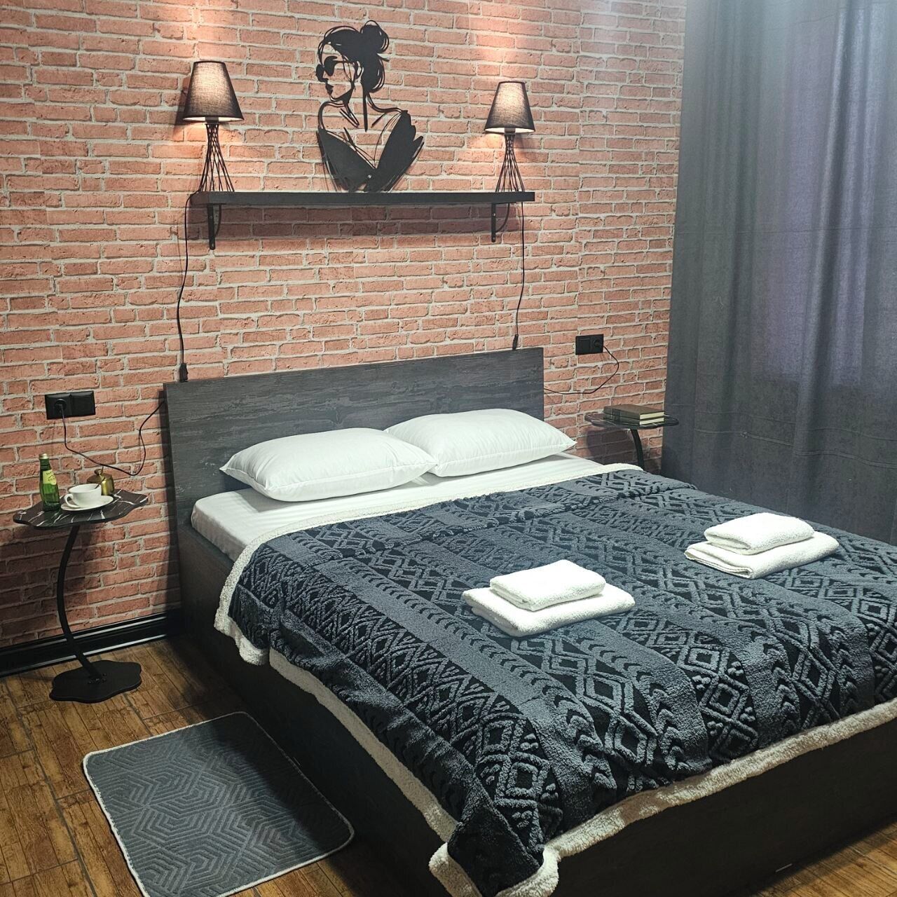 Quarto casal básico, vista para o jardim