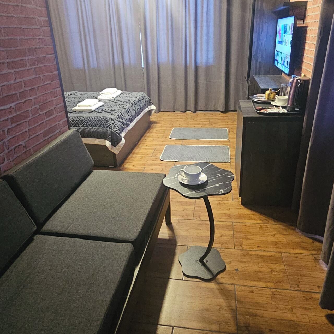 Quarto casal básico, vista para o jardim