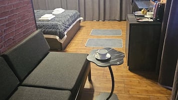 Quarto casal básico, vista para o jardim