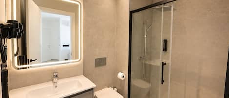 Apartamento Standard, não fumadores | Casa de banho | Um polibã, um secador de cabelo, toalhas fornecidas, sabão
